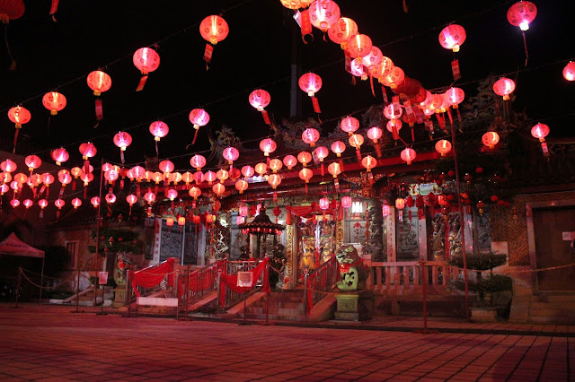 Asiknya Nongkrong di Kelenteng See Hin Kiong Sembari Seruput Kopmil ...