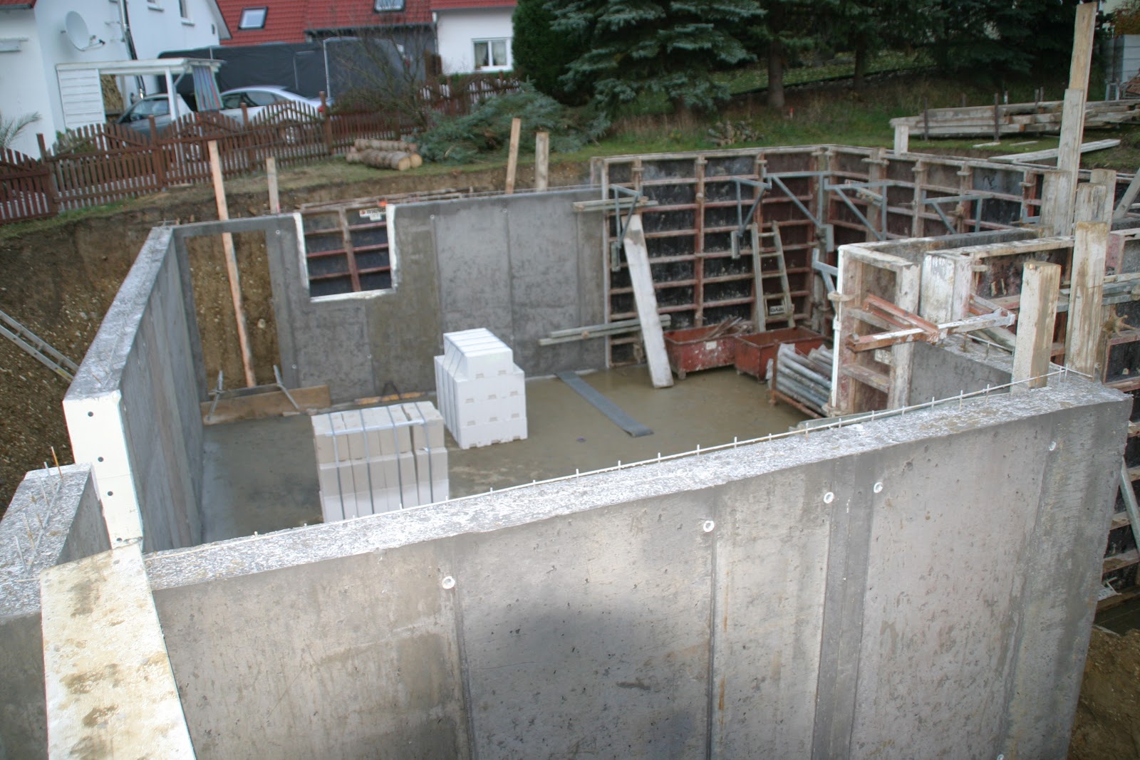 Projekt-F4: Restliche Verschalung und Gießen der Kellerwände…
