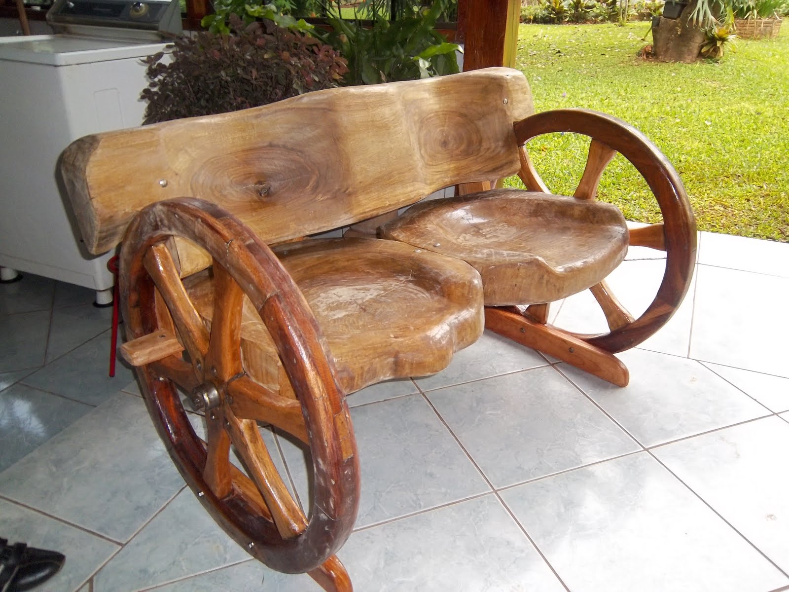 moveis rusticos de madeira: bancos de madeira