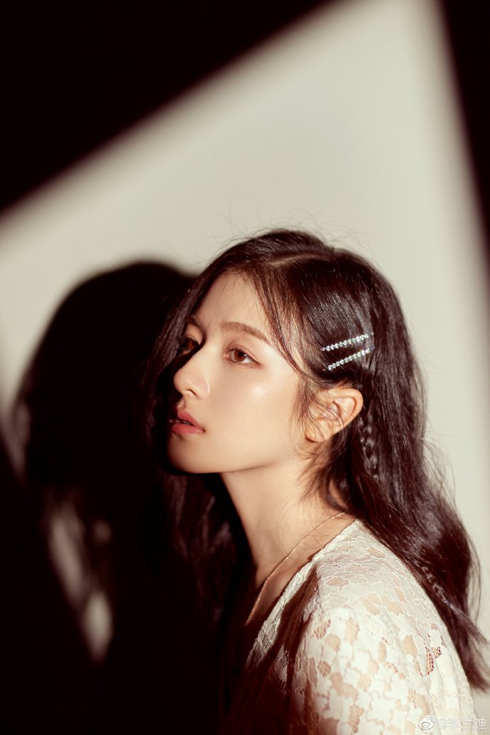 China Entertainment News: Landi Li releases birthday photos