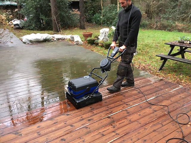 Reinigen van houten terrassen kan nu ook in herfst- en winter periodes ...