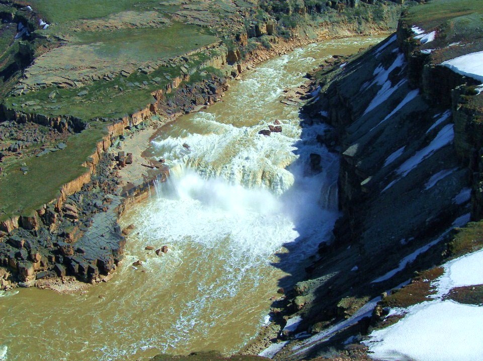 Ultima Thule: Paulatuk, the blue inuvialuit hamlet by the 'Smoking ...