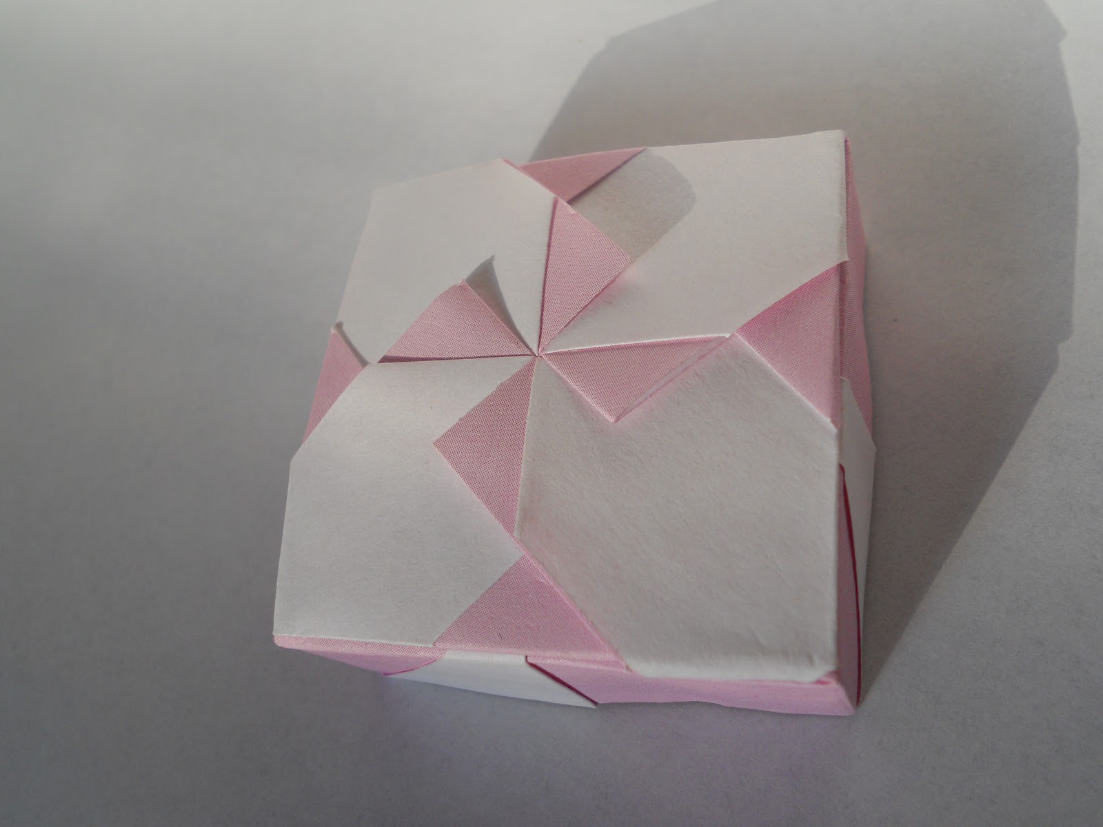 Decoratii Origami: Cutie cadou forma patrata