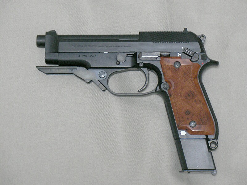 Guns & Weapons: Barreta 93R