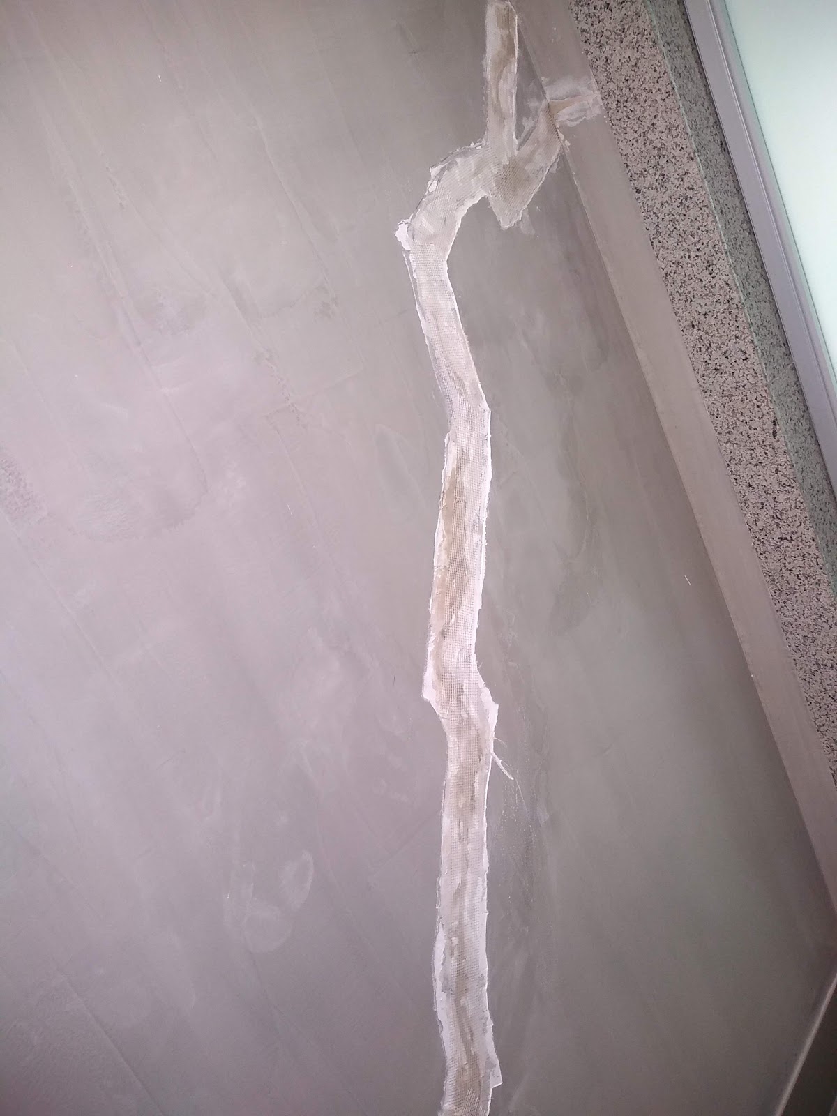 Como consertar paredes com trincas.