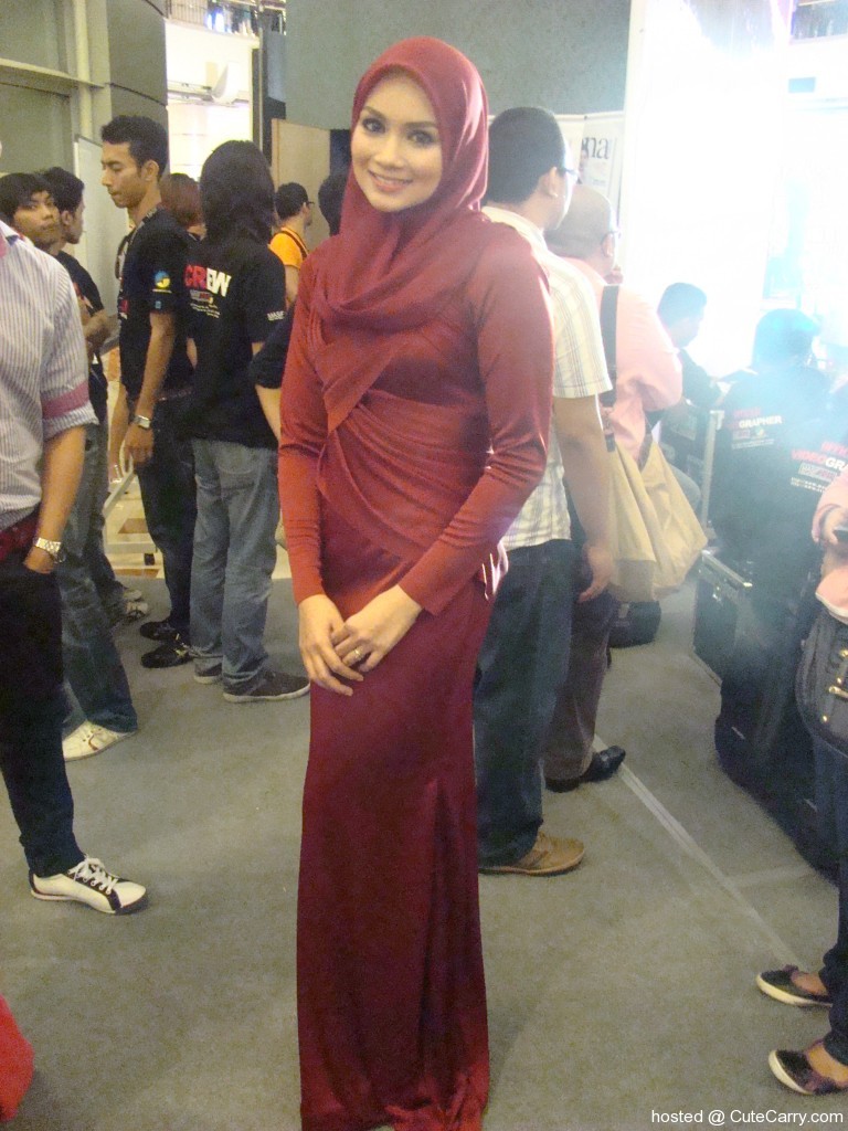 ctnhoney: Video dan gambar Neelofa dan Datin Norjuma catwalk di MASIF 2011