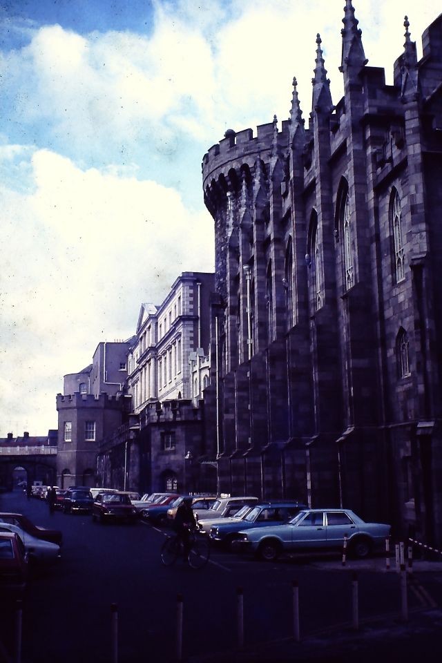 45 Beautiful Photos That Capture Street Scenes of Dublin in the Late ...