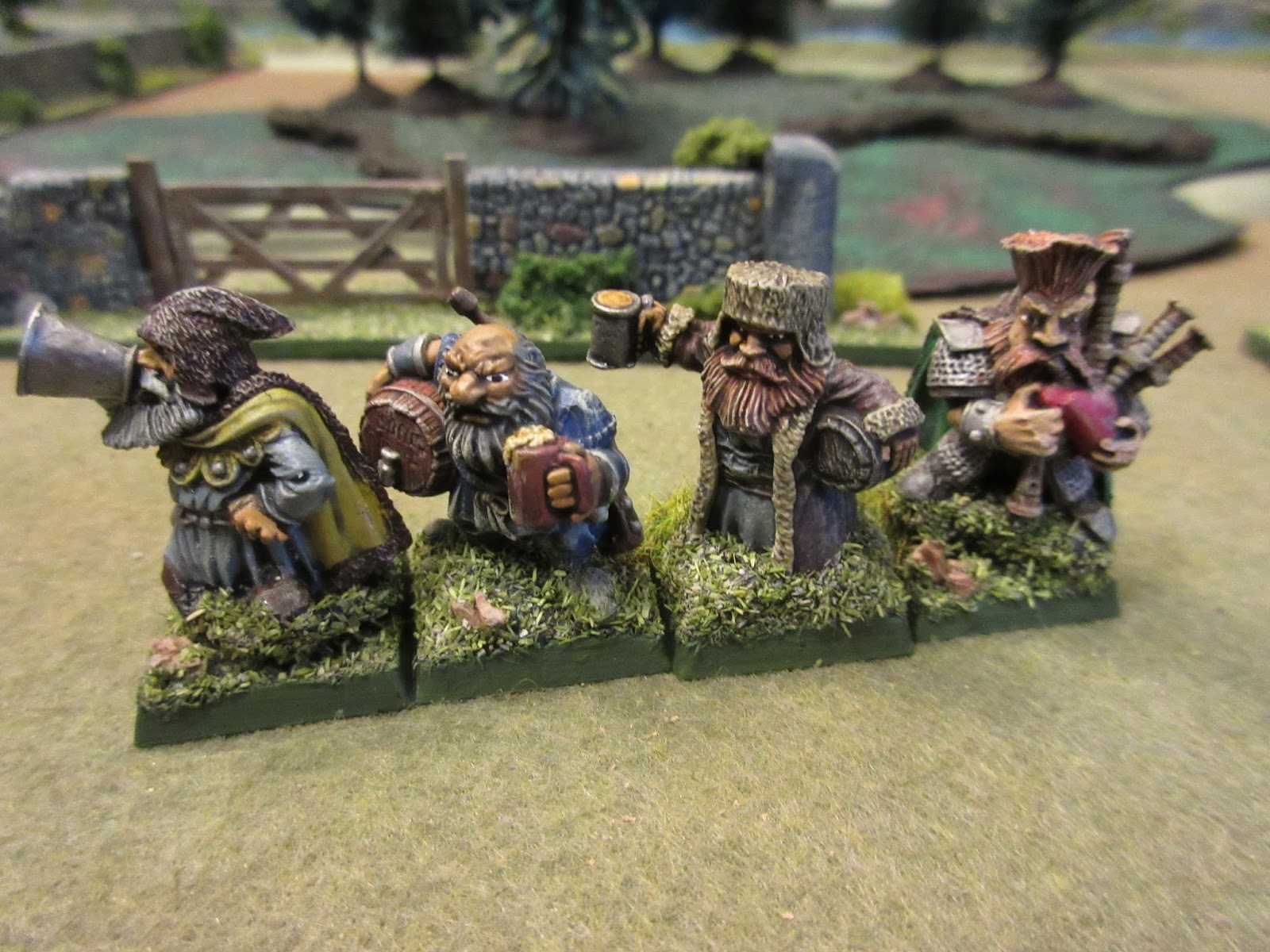 Mars-Miniatures: Dwarf Valkyries & Drunk Rangers