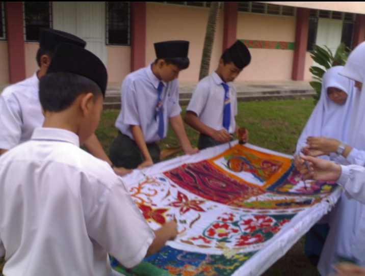 Eksplorasi Seni Tampak: Proses Membuat Batik Canting