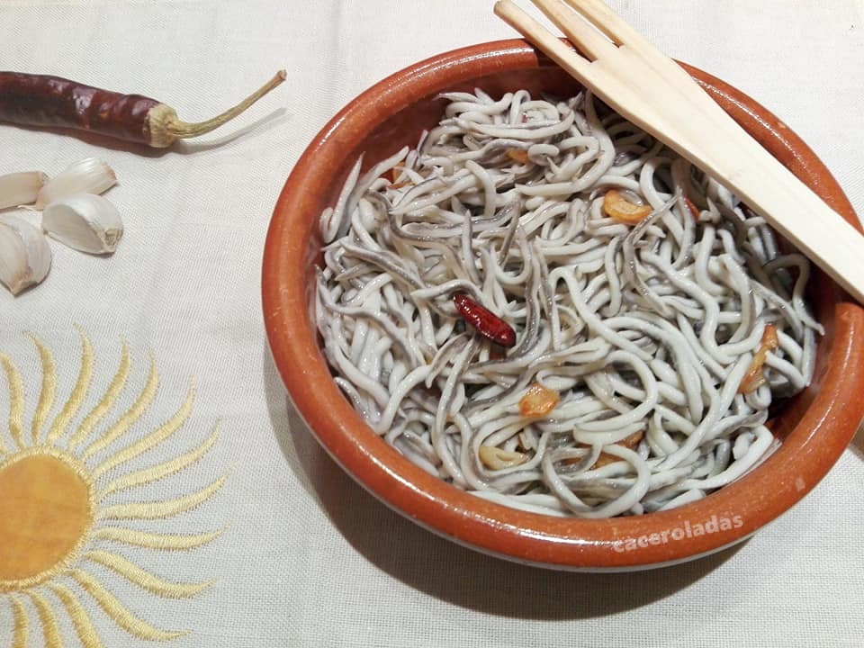 Receta de gulas al ajillo | Caceroladas