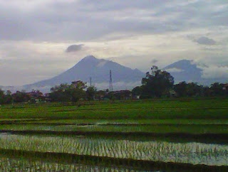 Keindahan Pemandangan Alam Gunung Merapi Sore Hari Saat Mendung