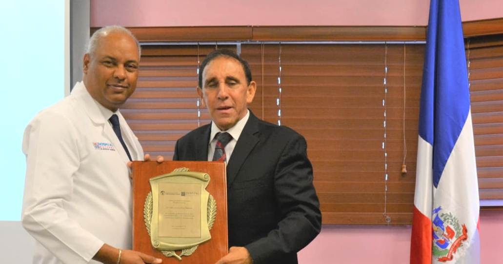 Reconocen la labor Dr. Cruz Jiminián.