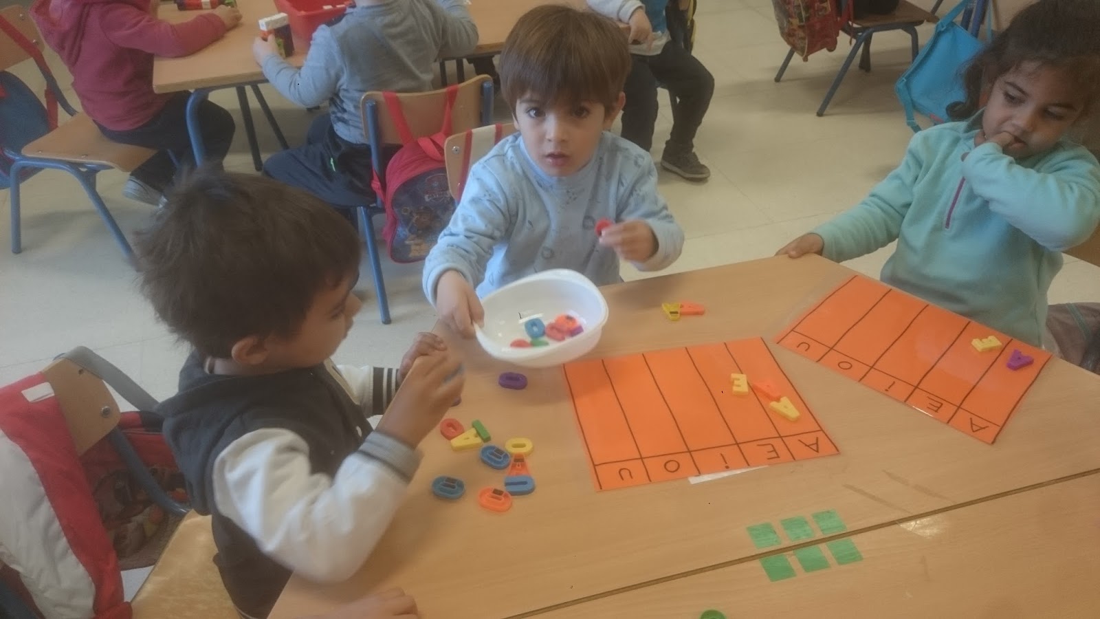 LA CLASE MORADA: APRENDIENDO LAS LETRAS Y LOS NÚMEROS