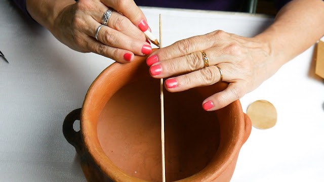 Giro luego el palito 90 grados y vuelvo a marcar y así divido la boca ...