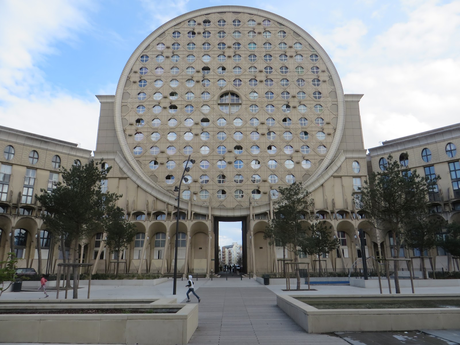EntreVoir: Noisy-le-Grand - Ricardo Bofill et Manolo Nunez-Yanowsky
