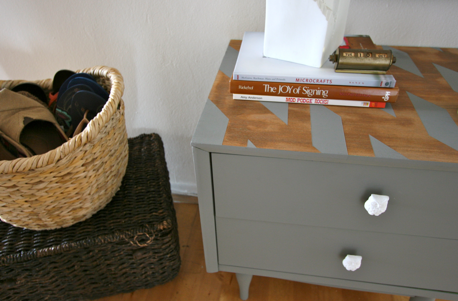 DIY : un chevet au look graphique! - Initiales GG ...