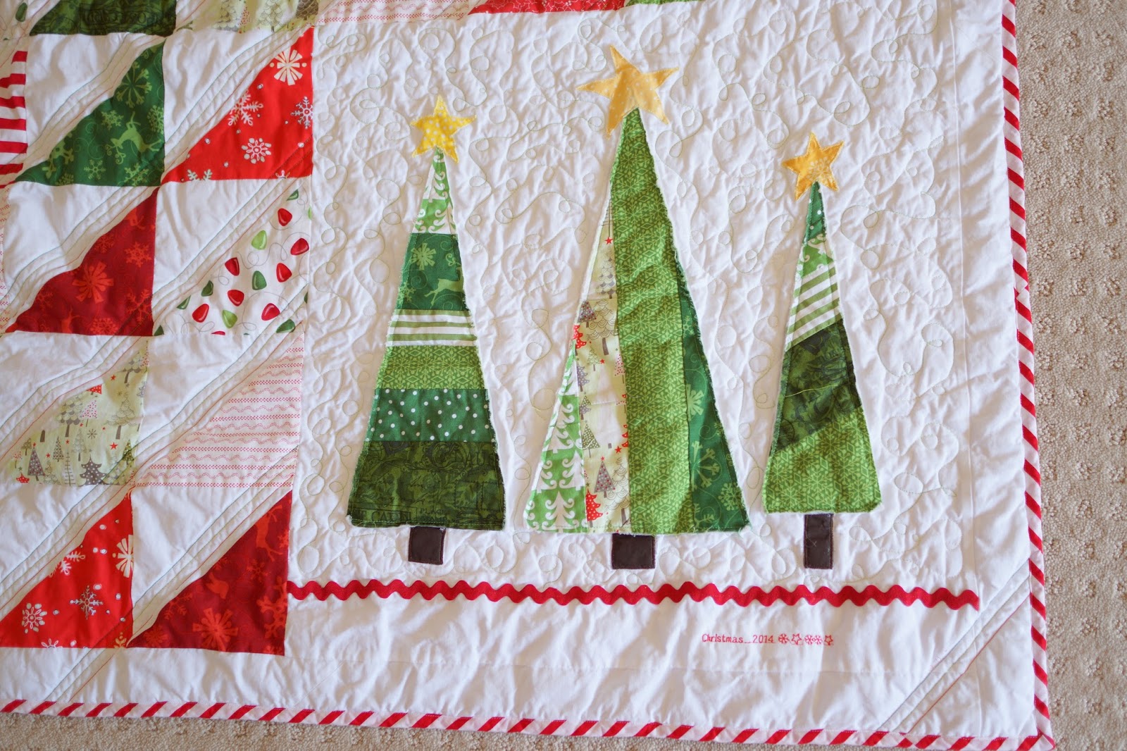 Lo, Ray, & Me: Easy Triangle Christmas Quilt