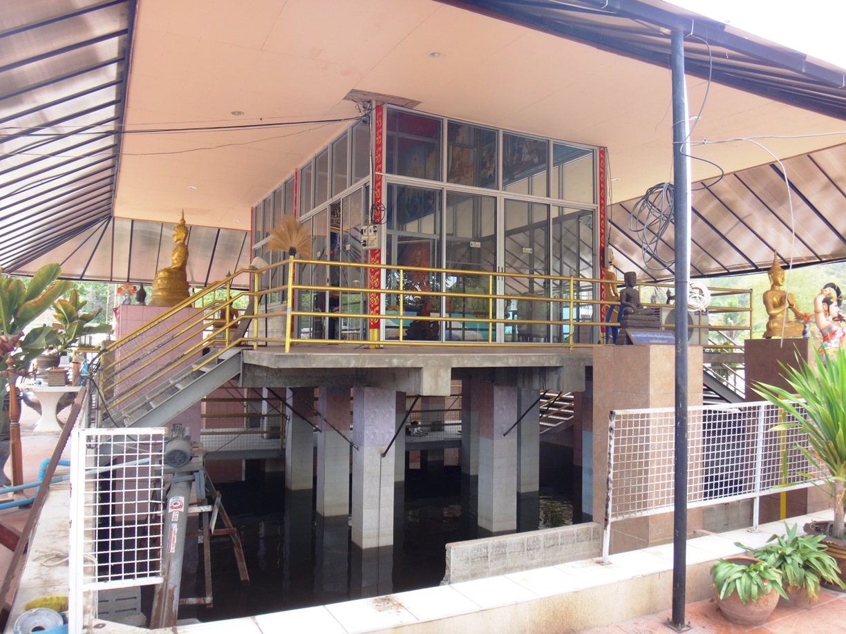 Temples In Thailand: Saraburi - Wat Sanamlao - LP Pinak