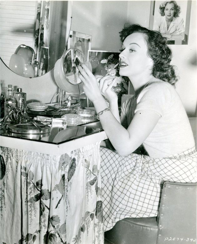 45 Glamorous Photos Capture Classic Beauties In Front of the Mirrors ...