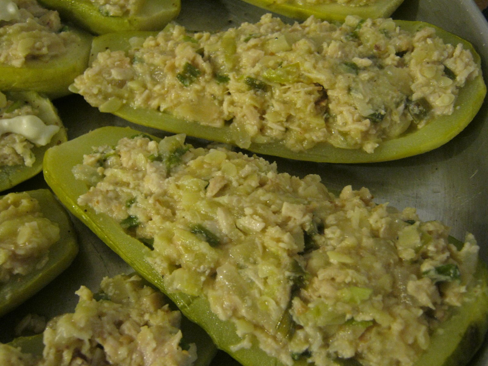 Zucchini Rellenos con Verdeo y Pollo al Graten