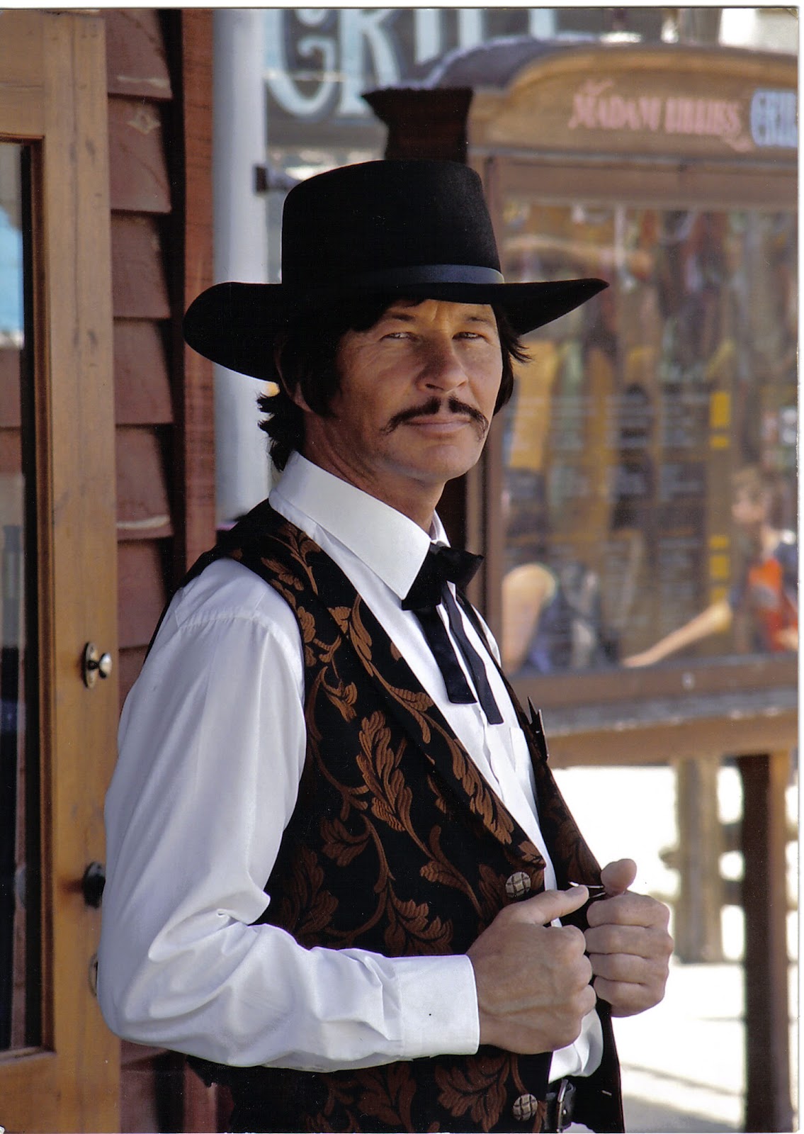 ROBERT KOVACS: BRONZI EL DOBLE DE CHARLES BRONSON EN PORT AVENTURA PARK , SALOU ,SPAIN