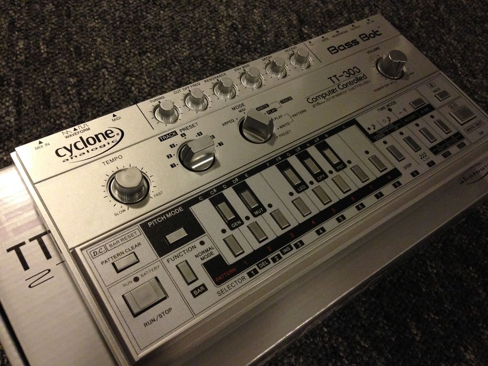 MATRIXSYNTH: Cyclone Analogic TT-303 Bass Bot Analogue Monophonic ...