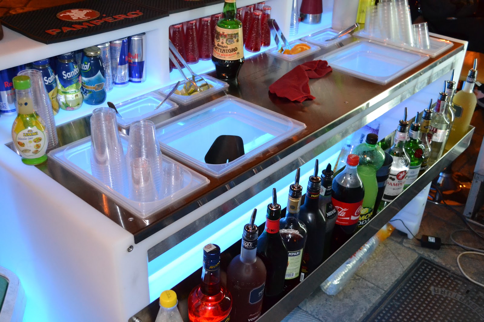 BANCONE COCKTAIL BAR MODULARE IN POLIETILENE LUMINOSO: Banchi cocktail bar