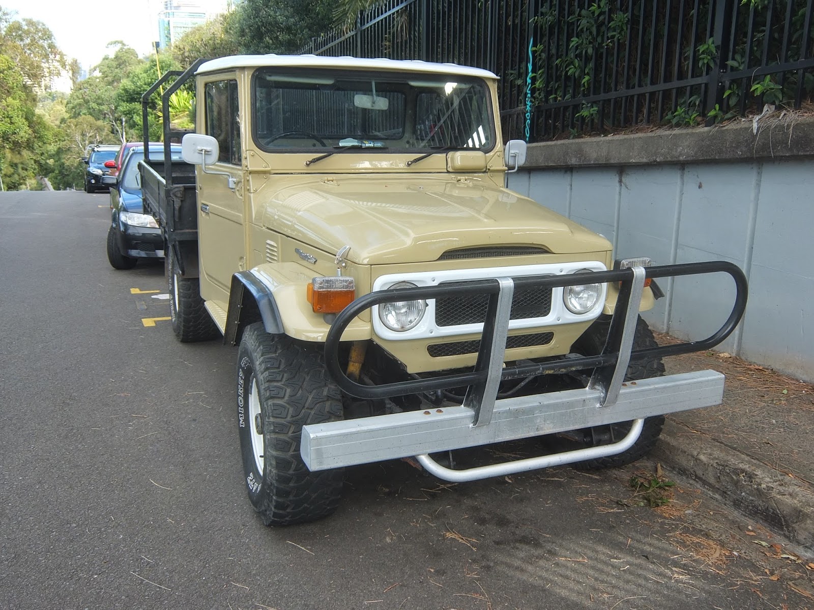 Aussie Old Parked Cars: 1982 Toyota Land Cruiser LWB Diesel Ute (HJ47)