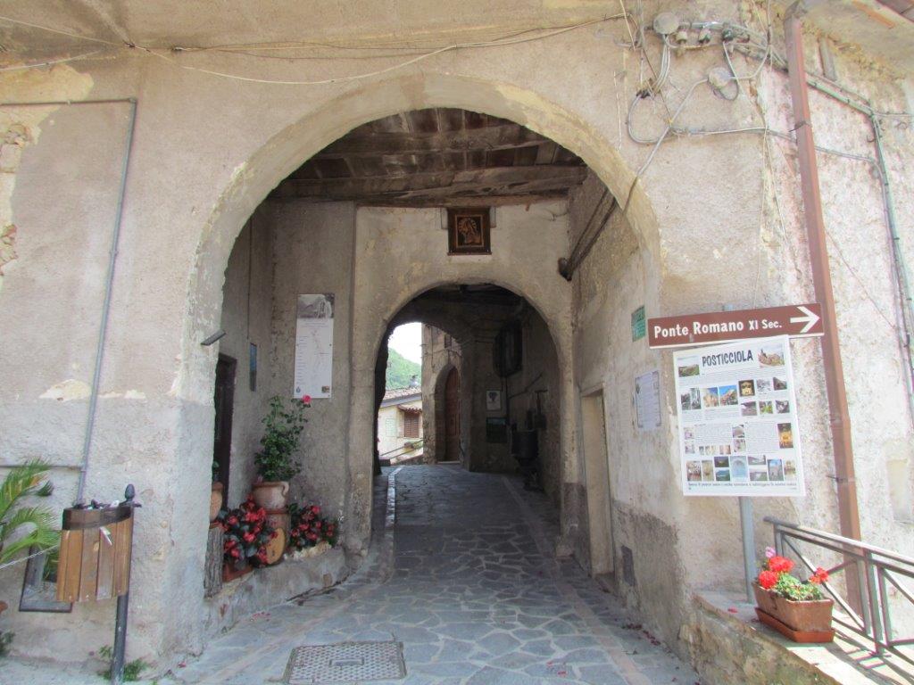 Tabernacoli italiani: Rocca Sinibalda. Madonna