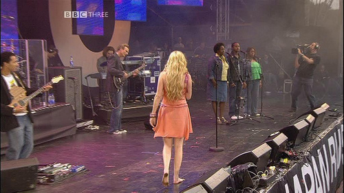 Barefoot Celebrities: Joss Stone barefoot in concert