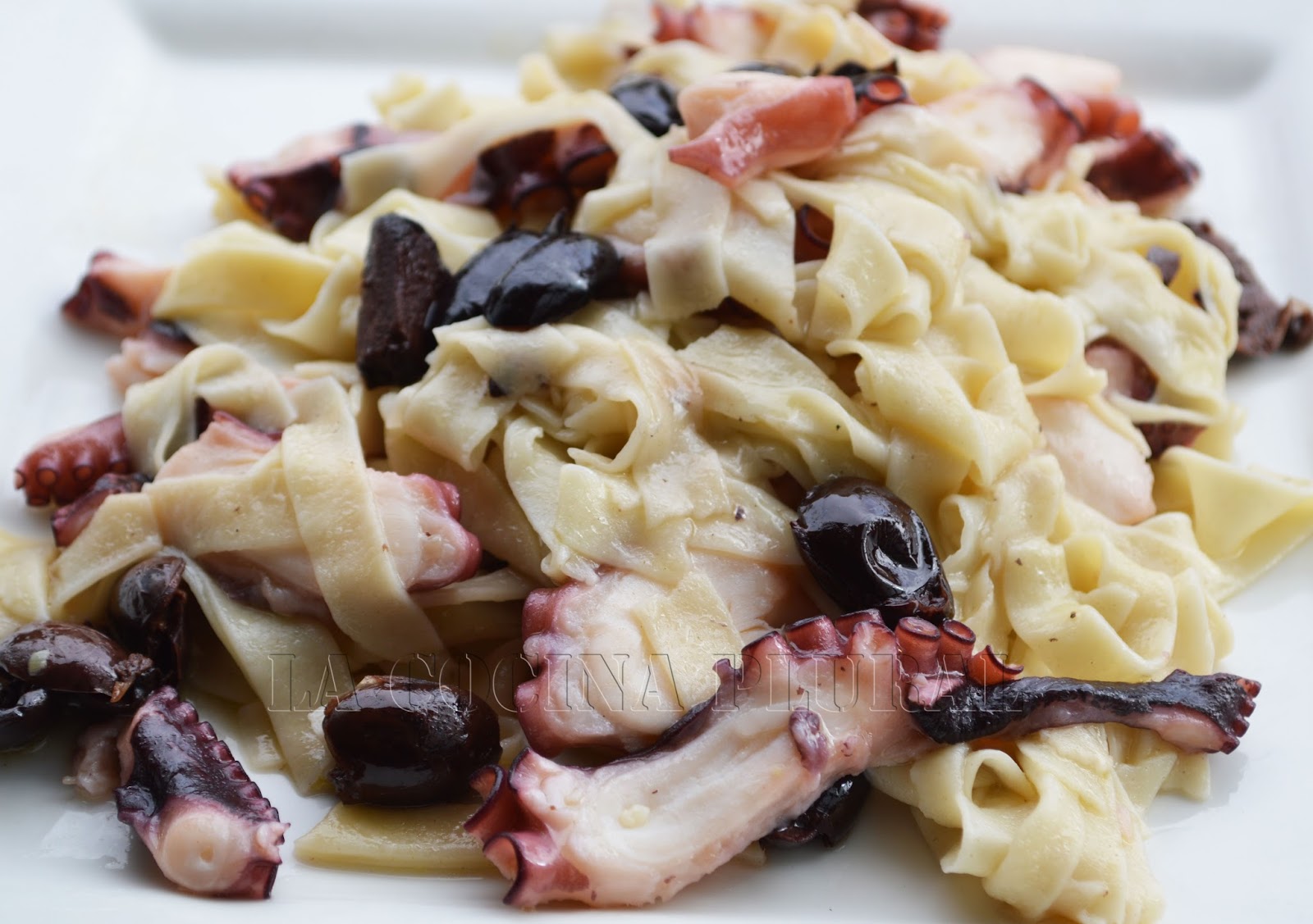 LA COCINA PLURAL: TAGLIATELLE (PASTA CASERA) CON PULPO Y ACEITUNAS NEGRAS