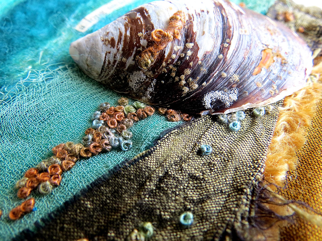 CAROLYN SAXBY MIXED MEDIA TEXTILE ART: days at the seaside