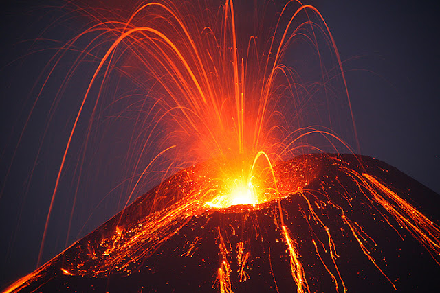 Wonders Around The World: Volcanic Eruptions at Stromboli