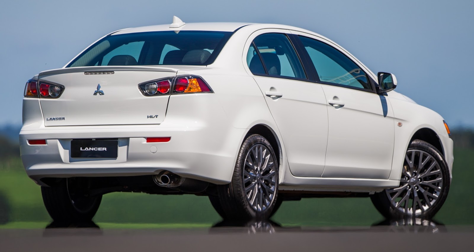 Mitsubishi Lancer estreia linha 2018 com duas versões