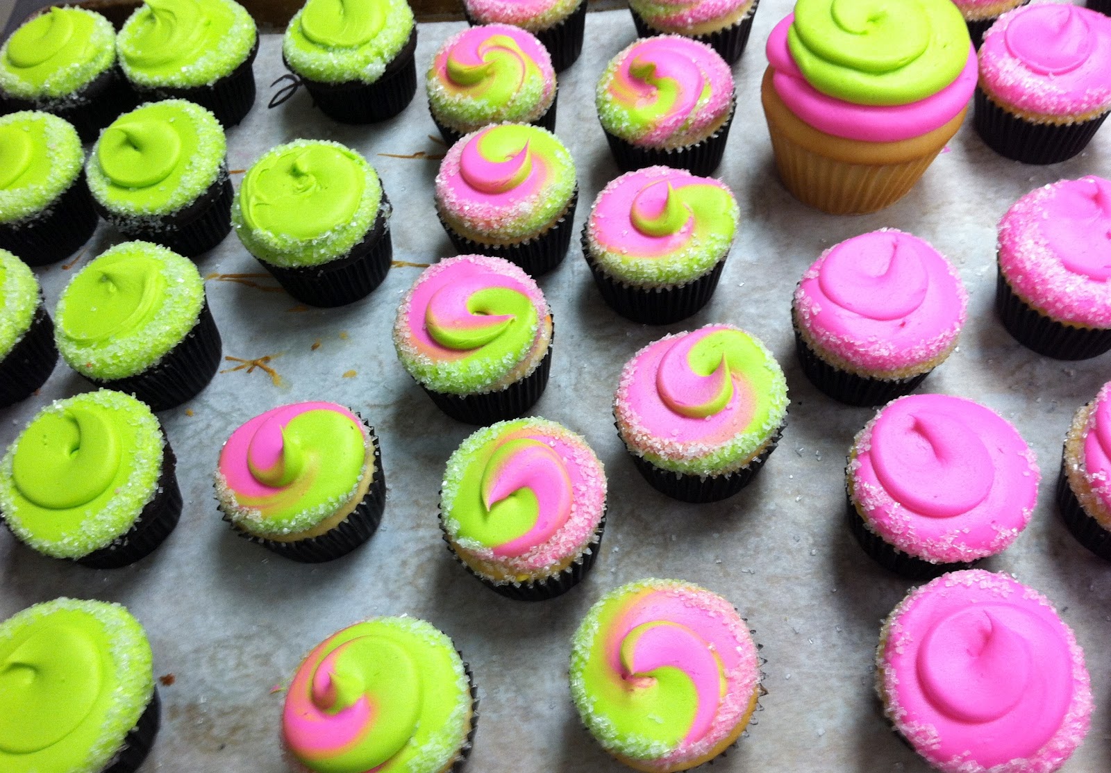 Lola Pearl Bake Shoppe: Groovy Psychedelic Cupcakes!