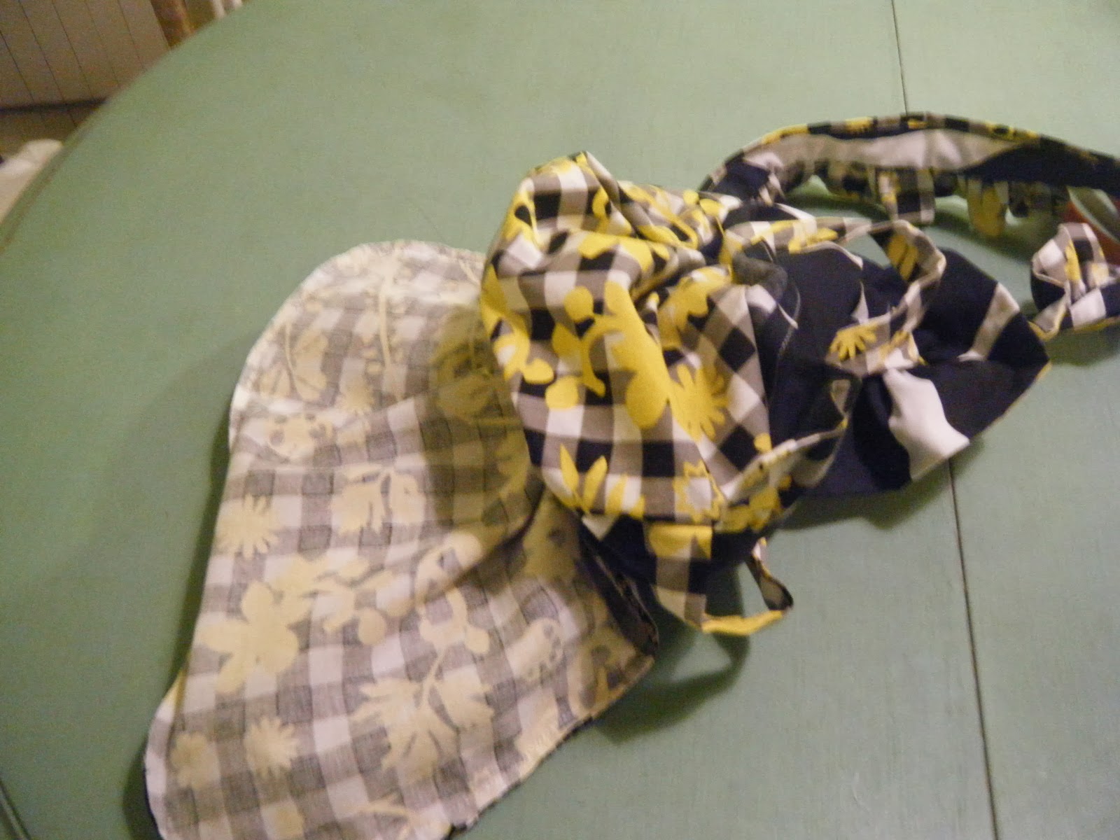 Home Sewn, Home Made, Home Grown: Frilly pinny...go retro!