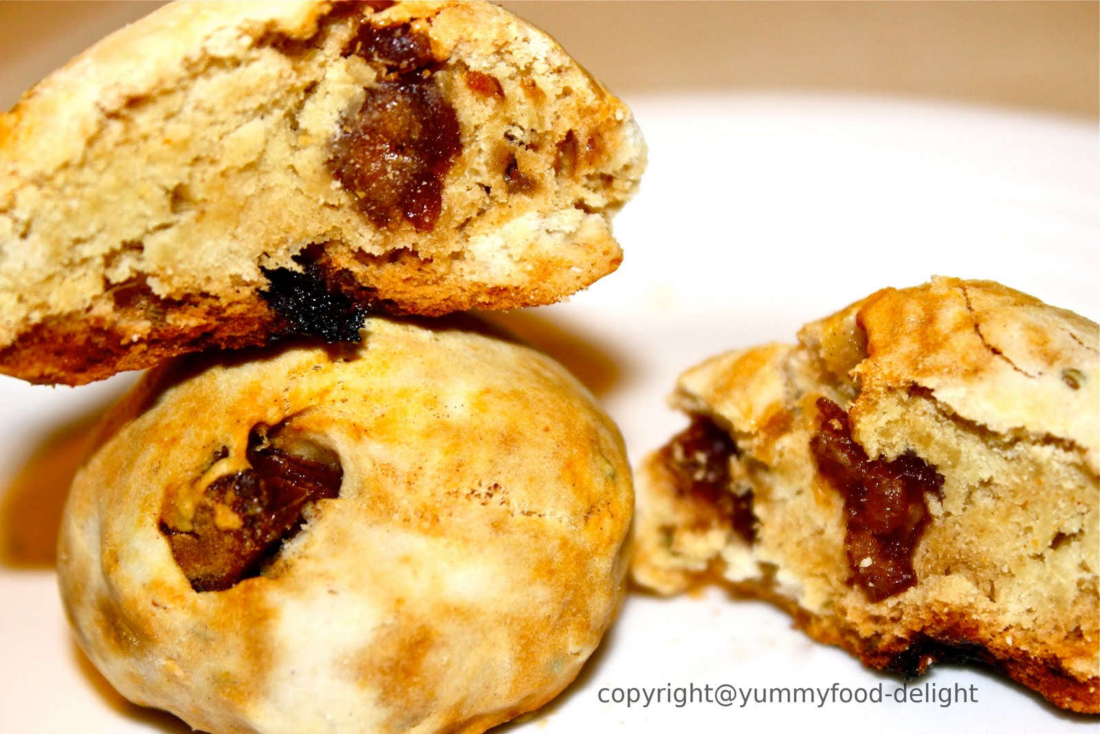 Yummy Food Delight.....!!!: Sweeet n salty date small round bread