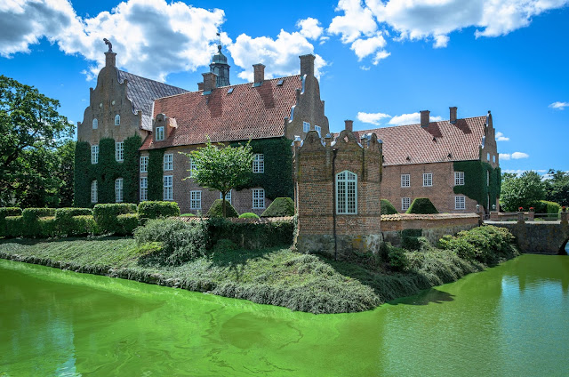 Vackert och ståtligt med grönt vatten