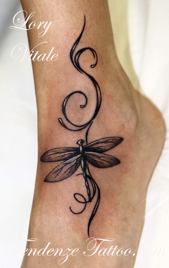 chica con un tatuaje de libelula muy femenino y detallado | Libelula ...