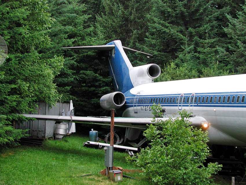 Mail2Day: A Retired Boeing 727 Turned into a Sweet Home (18 pics)