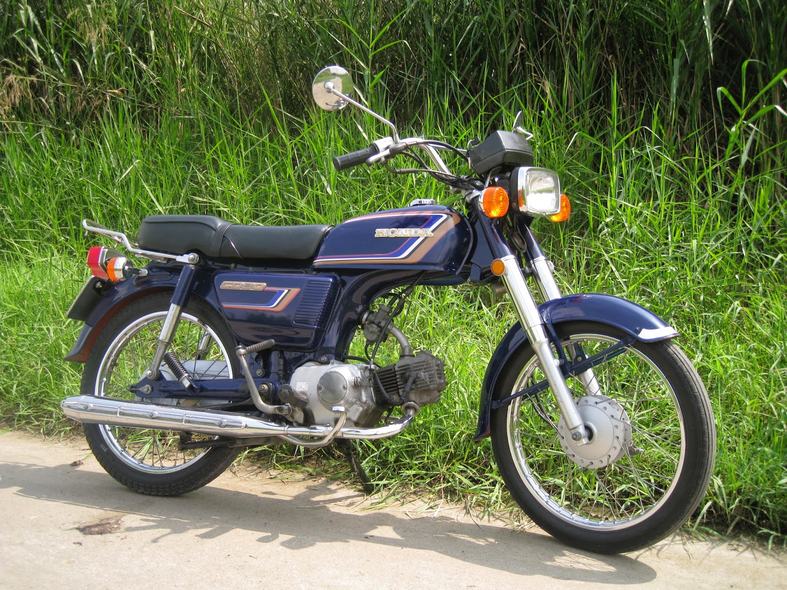 Chuyên bán phụ tùng honda Win nhập từ Indonesia: HONDA CD 80 GIỮA RỪNG LAU