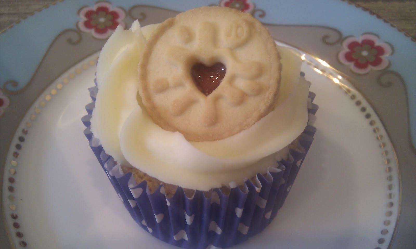 The Consummate Cake Quest: It's Easter! Jammy Dodger Cupcakes and Apple ...