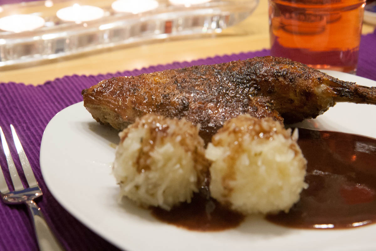 Ganz einfache Küche: Klassische Entenkeule mit Klößen und Rotkohl