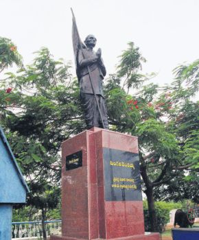 FLAGS and STAMPS: FLAG STATUES IN INDIA