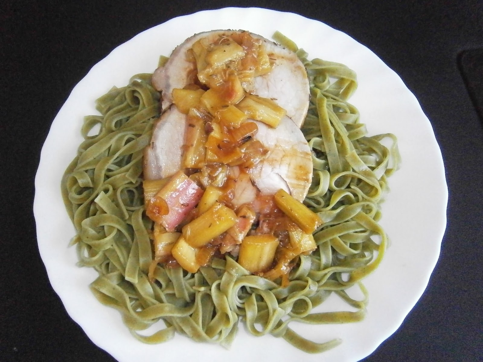 Délices d'une novice: Rôti de porc au miel, au thym et à la rhubarbe