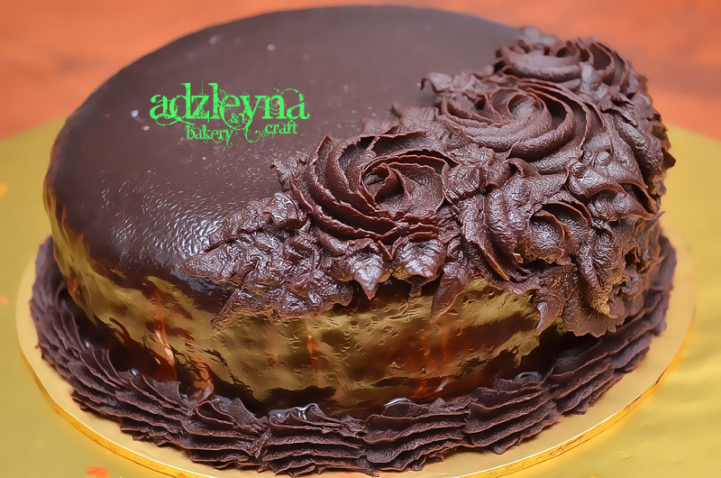 Adzleyna Bakery and Craft (ABC): Kek Coklat Moist: Hiasan Bunga Ros Coklat