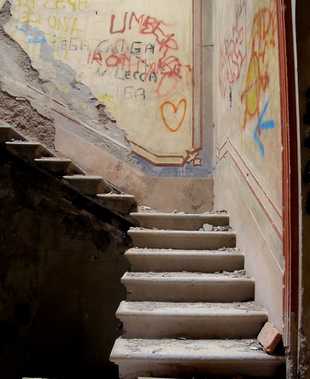 Italy’s Most Haunted House: Inside Villa De Vecchi Italy's Abandoned ...