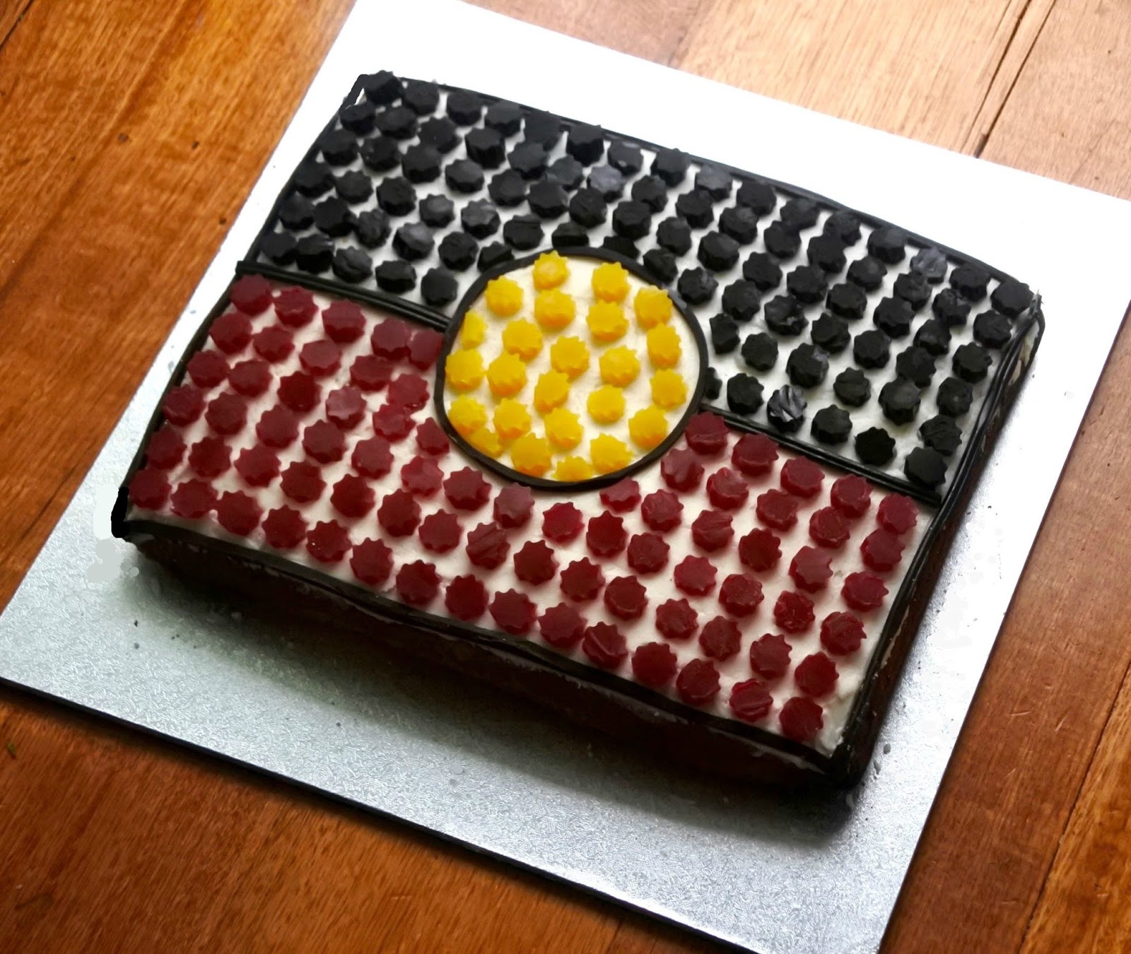 Green Gourmet Giraffe: Aboriginal flag cake for NAIDOC Week
