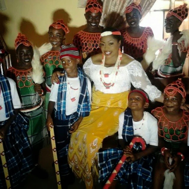 Entyna's world: Gospel Singer Sinachi Weds Traditionally in Style