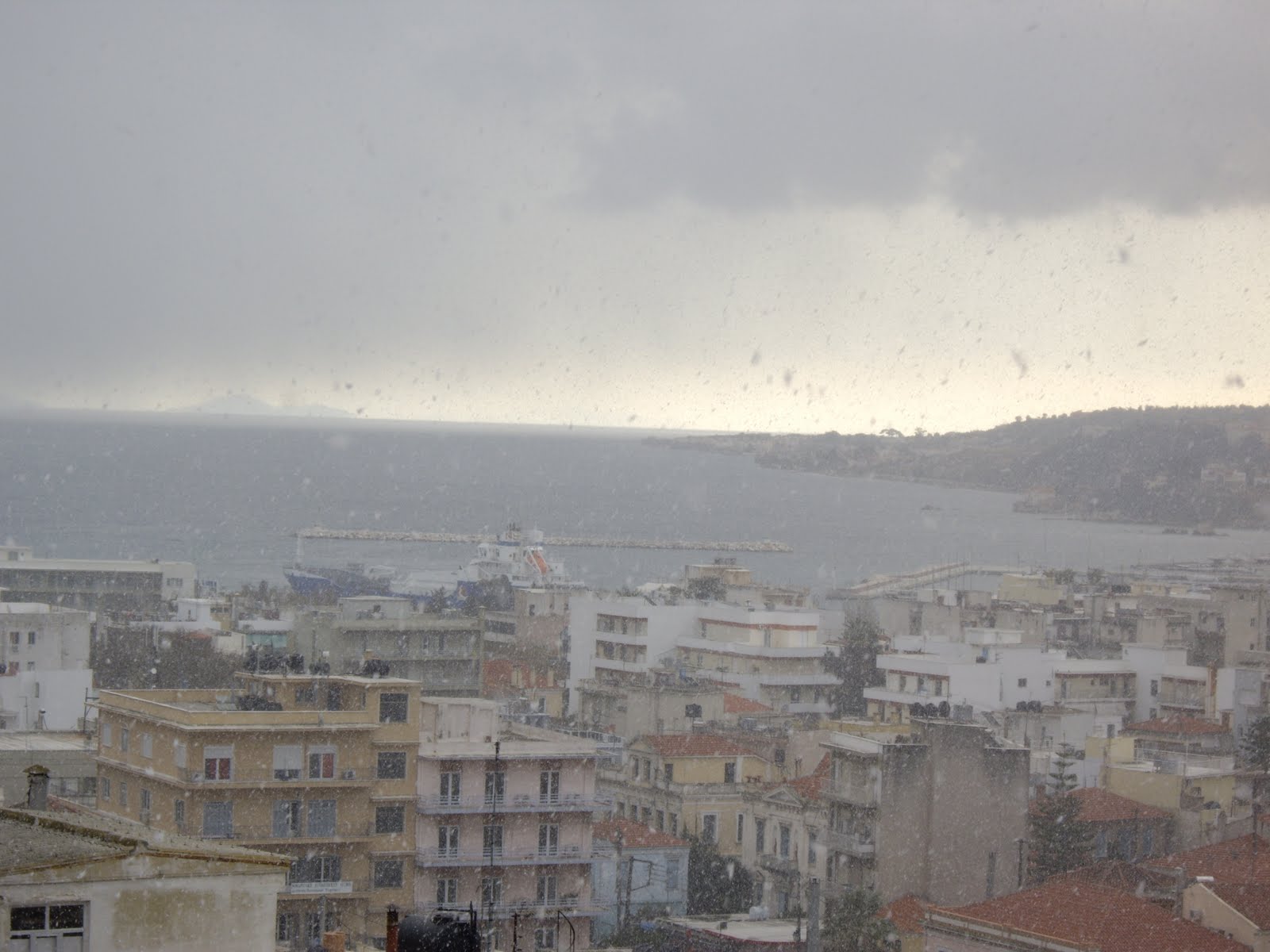 lacenfeathers: ΧΙΟΝΙΑΑΑΑΑΑΑΑΑΑ ΕΠΙΤΕΛΟΥΣ ΧΙΟΝΙΑ ΣΤΗ ΜΥΤΙΛΗΝΗ!!!